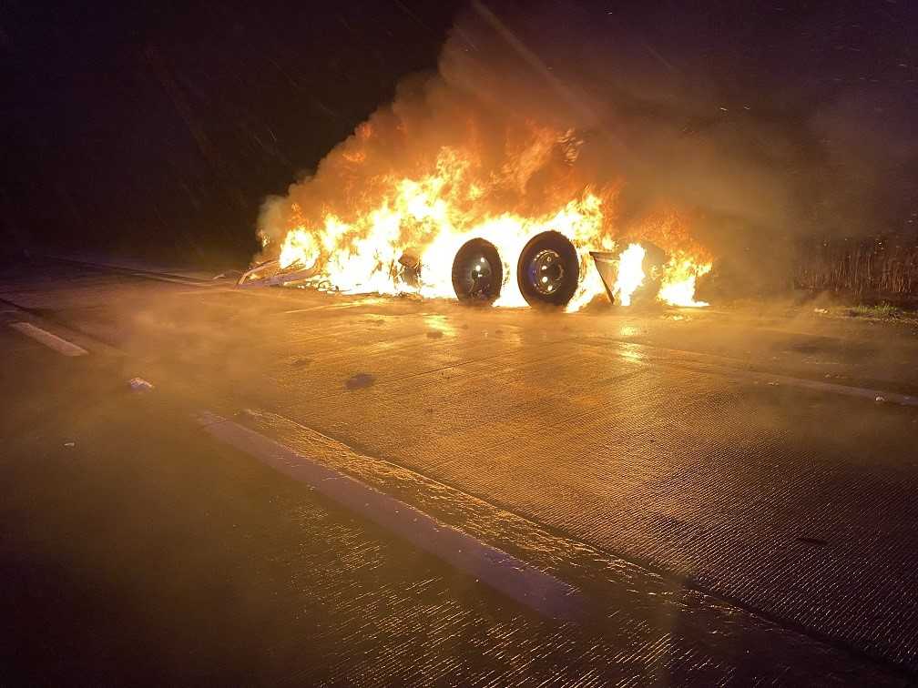 Tractor trailer fire on HWY 401 in Lakeshore