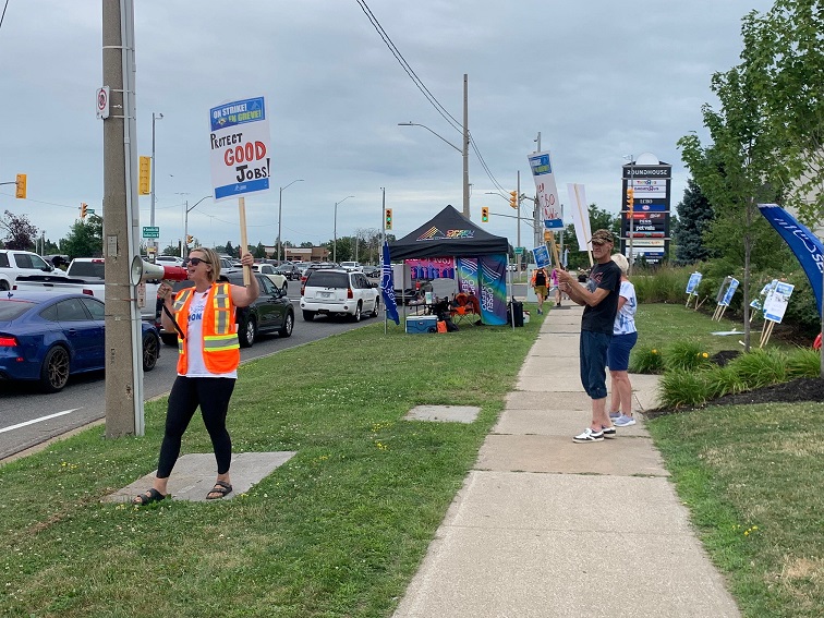 Three pickets set up in Windsor as LCBO strike moves along