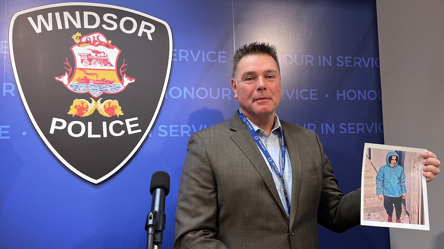 Windsor police need help to identify 'armed and dangerous' suspect in ...